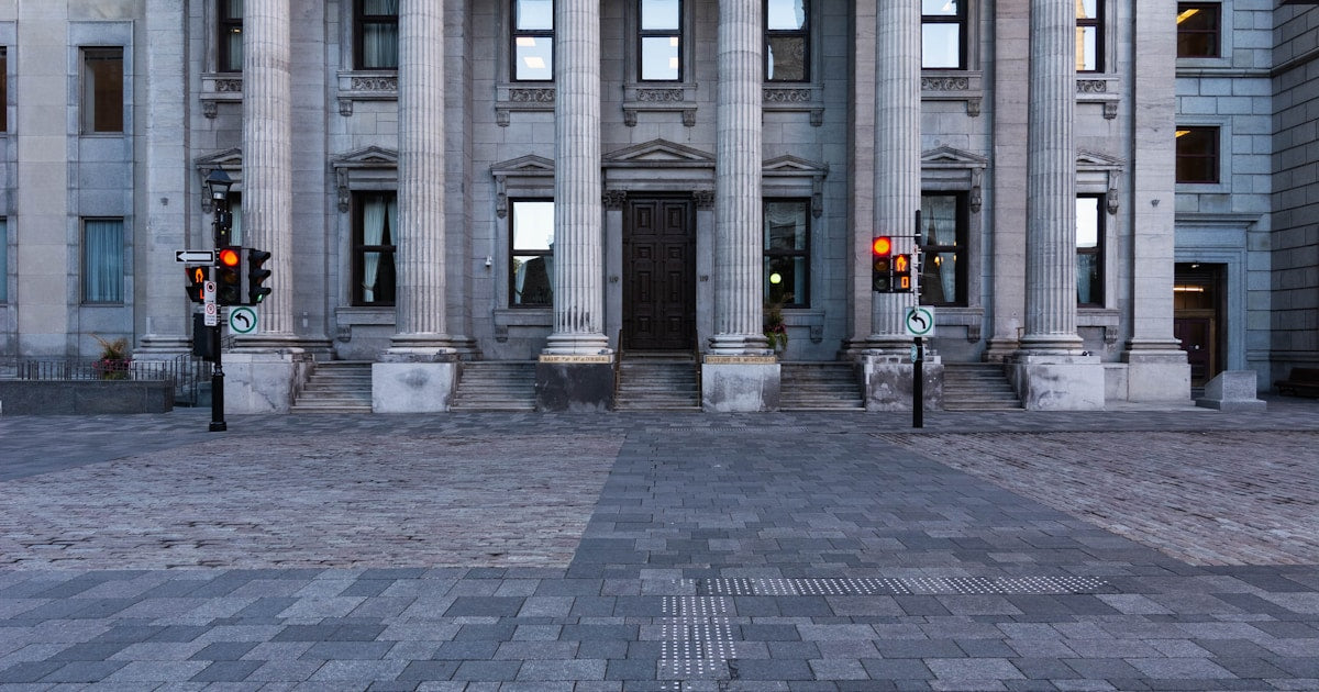 Bank Digital Signage | DisplayDetails